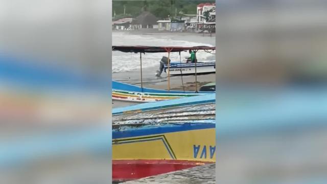 Boat riders launched from their seats in funny docking fail in ...