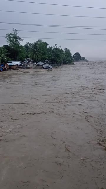 Dramatic moment floods wash away homes in the Philippines - ViralPress
