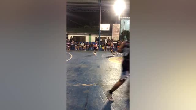 Boyfriend fakes basketball game injury to make surprise proposal to ...