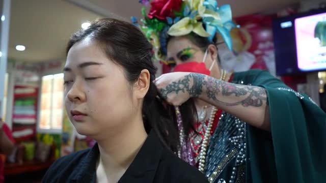 Eccentric Thai woman gives 'face slapping therapy' sessions - ViralPress