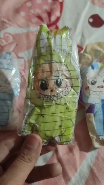 Schoolgirl crafts Labubu dolls from paper and cotton - ViralPress