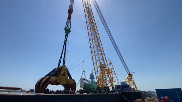 Hydraulic claw tackles Baltimore bridge wreckage - ViralPress