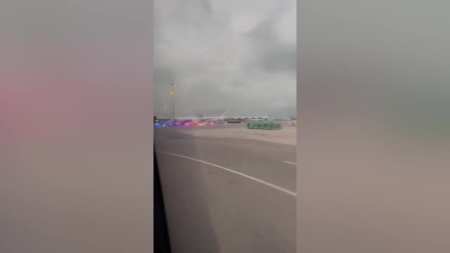 Singapore Airlines flight surrounded by ambulances after turbulence kills passenger - ViralPress