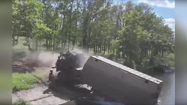 Russian military shows off floating pontoons for crossing river ...