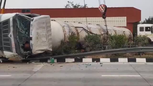 Tanker carrying acid overturns on motorway in India - ViralPress