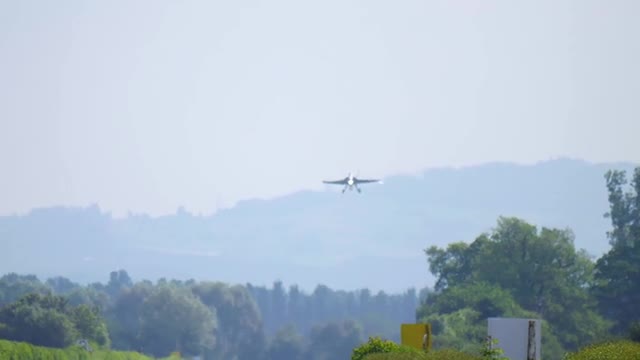 Swiss fighter jet makes smooth-as-butter landing on motorway - ViralPress