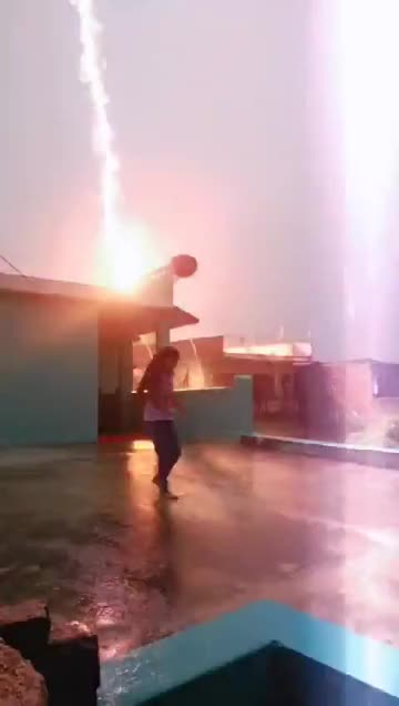 Schoolgirl dodges lightning strikes while dancing on roof - ViralPress