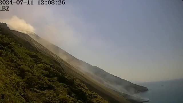 Mount Stromboli volcano eruption captured on CCTV - ViralPress