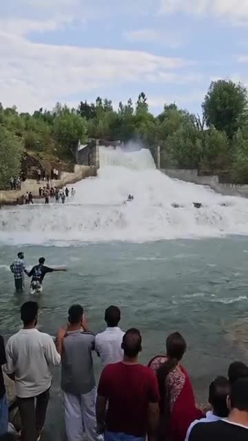 Bystanders rescue two men stuck on waterfall in India - ViralPress