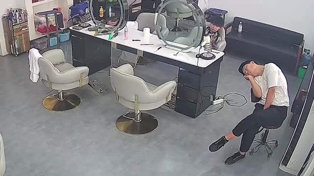 Barber falls asleep on chair and topples over - ViralPress