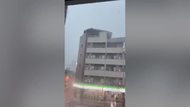 Typhoon Gaemi blows metal roof from building in Taiwan - ViralPress