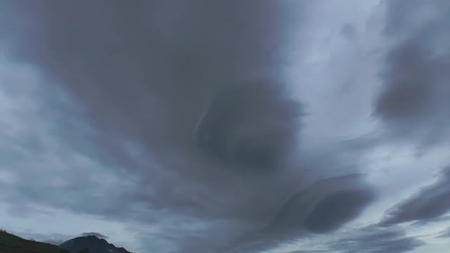Stunning UFO cloud formation looms over village in the Philippines ...